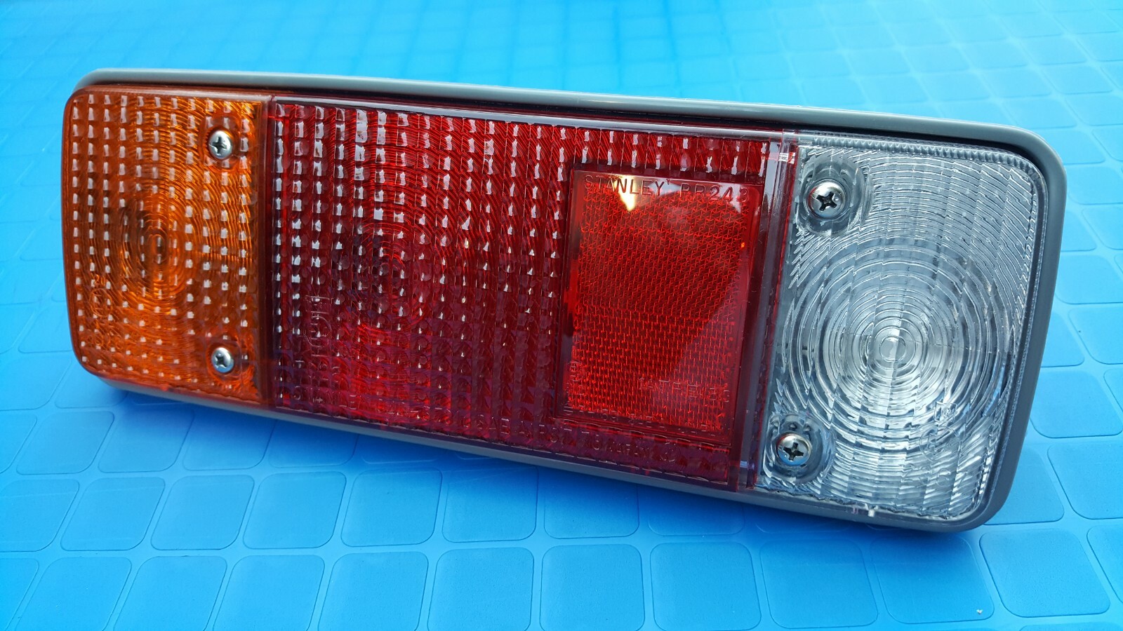 Honda Acty taillight tail lamp 33550-679-625 OEM NOS Stanley 043-5731 L ...
