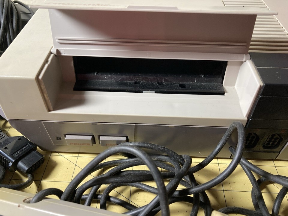 Original Nintendo Entertainment System NES Console Bundle Cables, Games ...