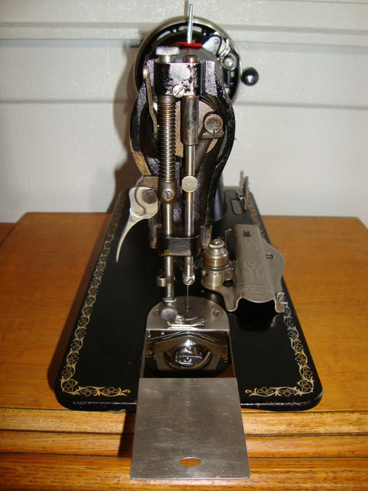 RARE SINGER SEWING MACHINE MODEL 15-90, SILVER BADGE, HAND CRANK ...