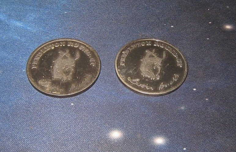 PENDLETON ROUND UP Let'er Buck Souvenir Coin Vintage 2004 & 2005 ...