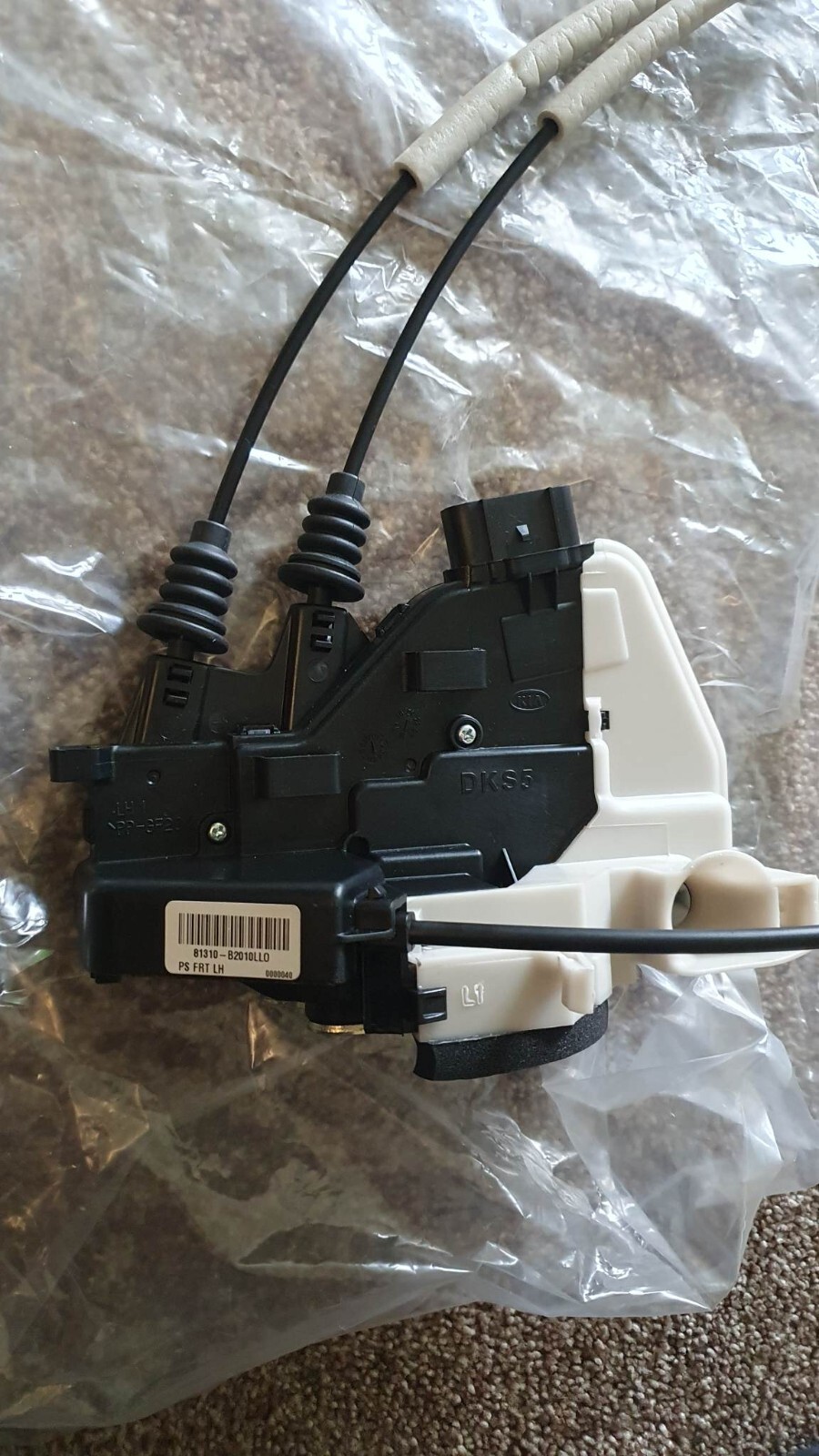 KIA/HYUNDIA NEARSIDE PASSENGER FRONT DOOR LOCK MECH 81310-B2010 LL0 ...