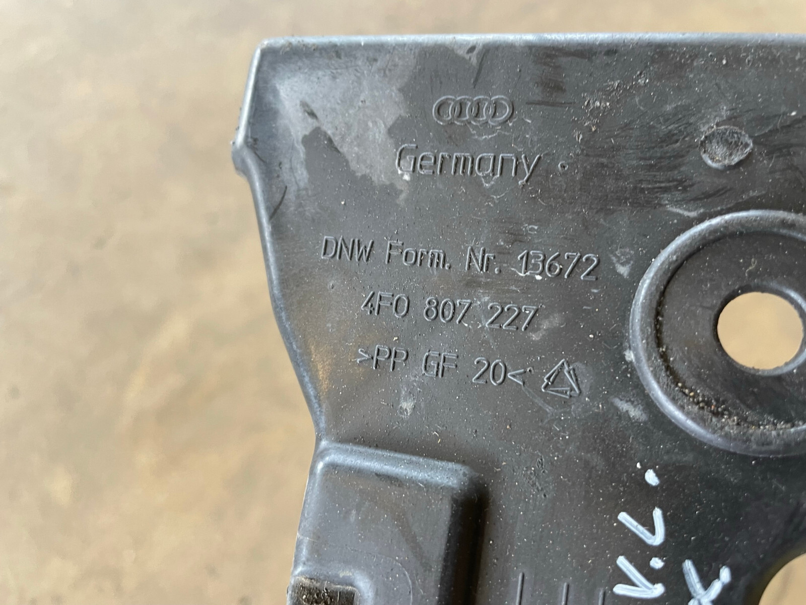 Stoßstangenhalter vorne links Halter Audi A6 S6 4F 4F0807227 ...