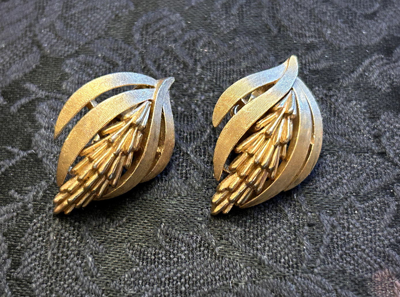 Vintage Brushed Gold Tone Flower Plant Leaves Clip On… - Gem