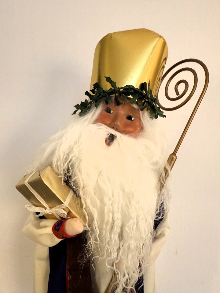 Byers Choice WEB Excl Royal Santa wearing Crown holding Staff & Gift ...