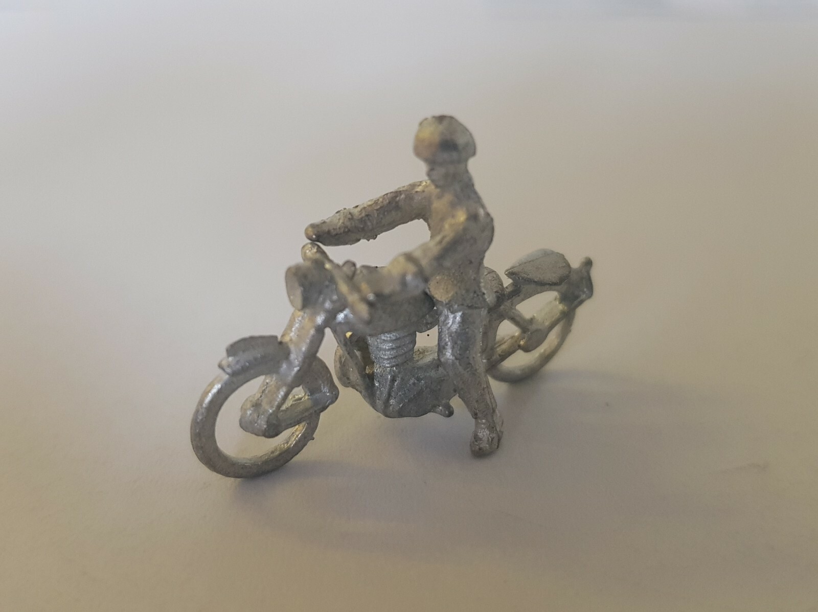 OO GAUGE 1940s post-war SOLO MOTORCYCLE & RIDER FIGURE 1/76 4MM METAL ...
