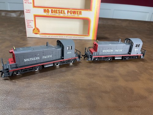 AHM Southern Pacific Diesel Switcher EMD SW-1 Locomotive Set, power ...