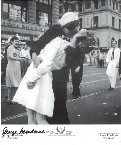 GEORGE MENDONSA & GRETA FRIEDMAN KISSING SAILOR & NURSE VJ DAY SIGNED ...