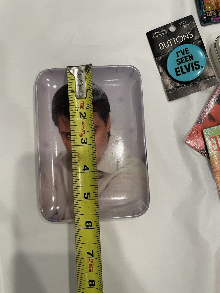 RARE LOT OF 18 VINTAGE ELVIS ITEMS CHECKBOOK CASE, MUSIC BOX, PINS ...