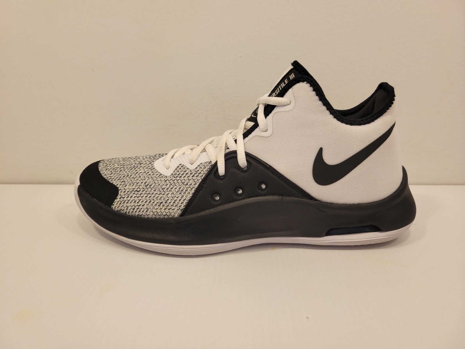 Sharp! Mens NIKE AIR VERSITILE 3 Basketball Shoes - S… - Gem