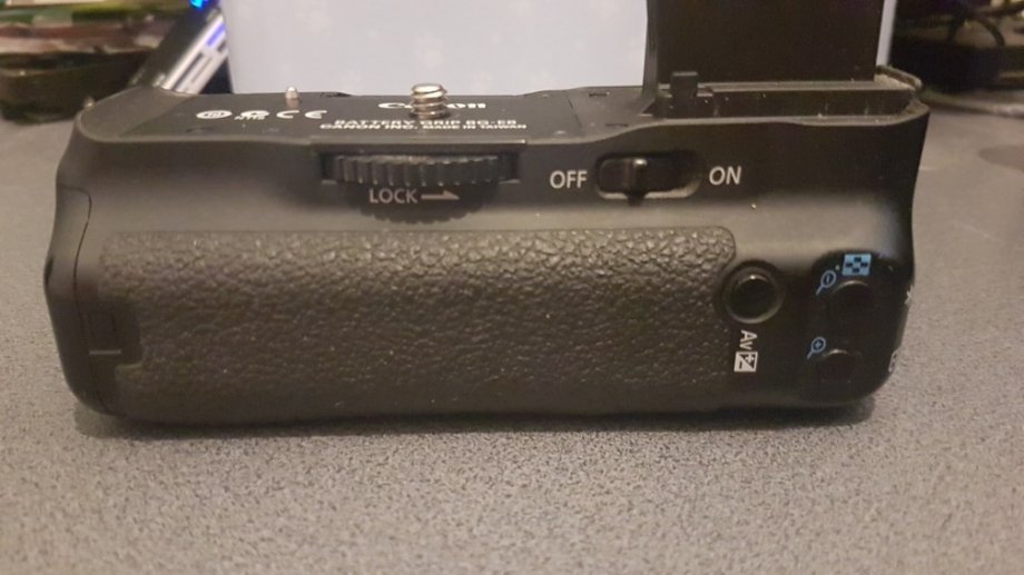 Canon 600D body + battery grip BG-E8 + 2 new Canon LP-E8 | eBay