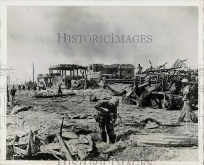1944 Press Photo US Marines dig in after making their landing on Namur ...