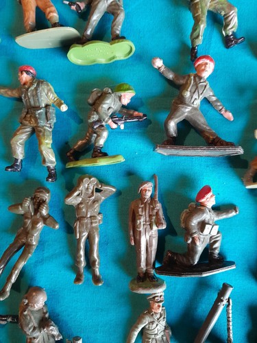 LARGE LOT OF PLASTIC SOLDIERS, BRITAINS, LONE STAR, AIRFIX MIXTURE 1/32 ...