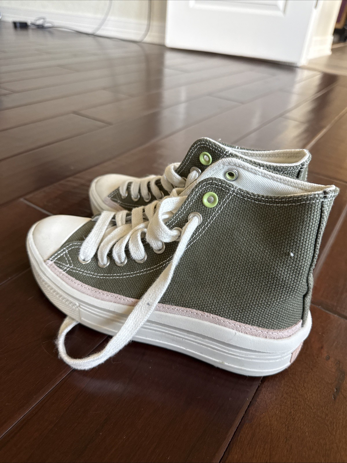 USED Converse High Top Platform Shoes - Size 7.5 - Gem