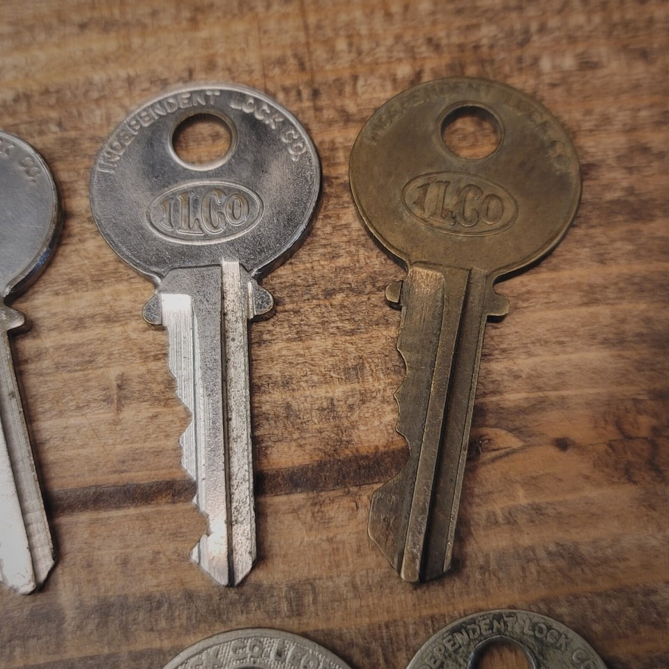 Lot of 8 Vintage Ilco Round Top Keys Steam-Punk "Independent Lock Co ...