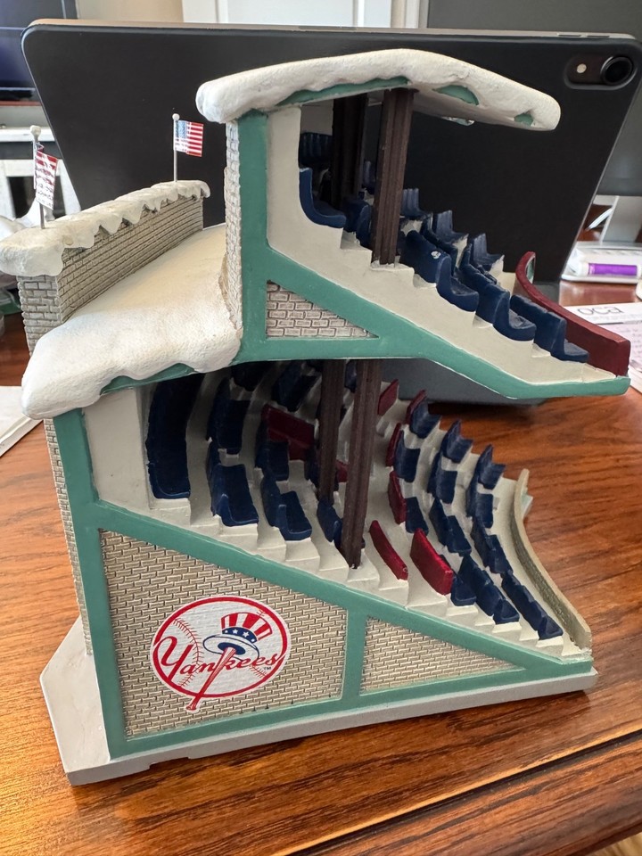 Hawthorne Village New York Yankees Christmas Village A6715 Yankee ...