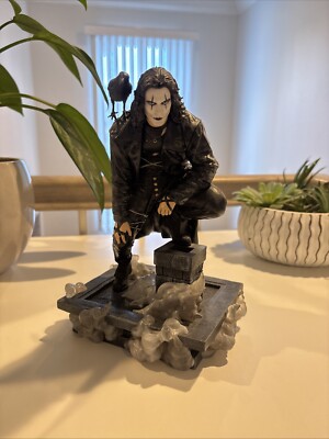 The Crow Rooftop Gallery Diorama 10" PVC Statue Brandon Lee Diamond ...