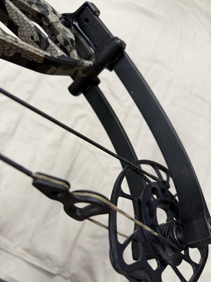 USED READ THIS USED PSE Omen E2 Right handed Kuiu Riser Black Limbs | eBay