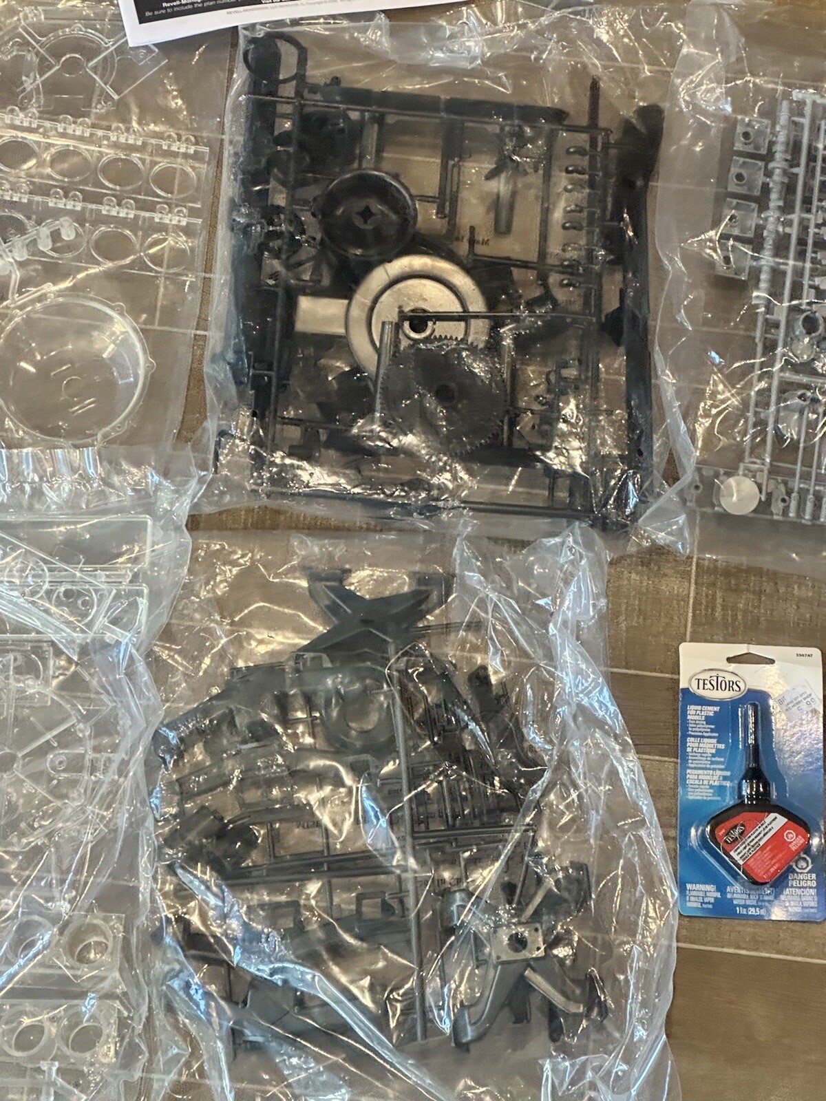 Revell Visible V-8 Engine 1/4 Scale With Moving Pistons And Crank Model ...