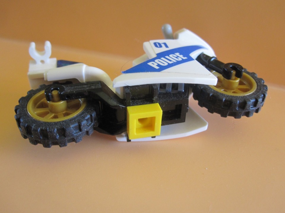 LEGO LOT O 3 POLICE MOTOR BIKES FROM MIXED SETS ALL BIKES ARE IN GOOD ...