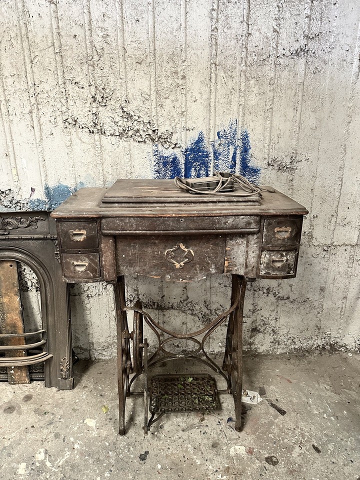 The Royal Ruby Singer Sewing Machine with Case | eBay UK