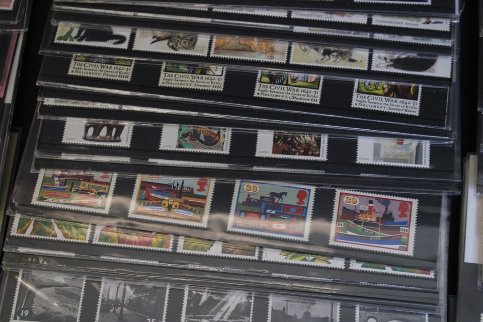 Collection of Approx 100 Vintage ROYAL MAIL PRESENTATION PACKS STAMPS ...