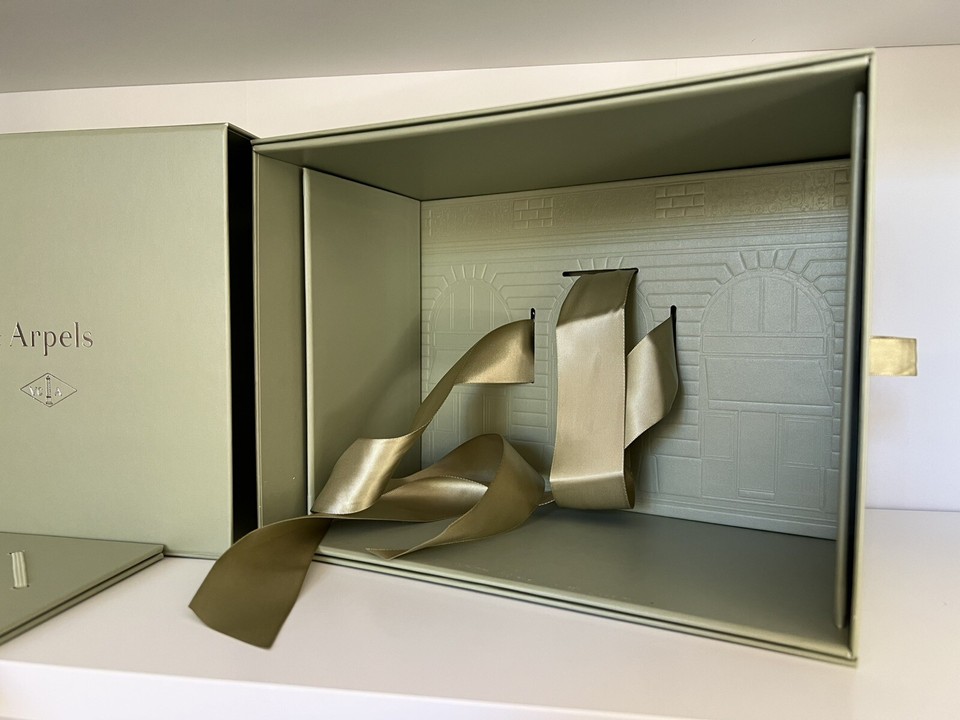 Van Cleef & Arpels VCA Necklace Packaging | Outer box, Ribbons 2024 ...