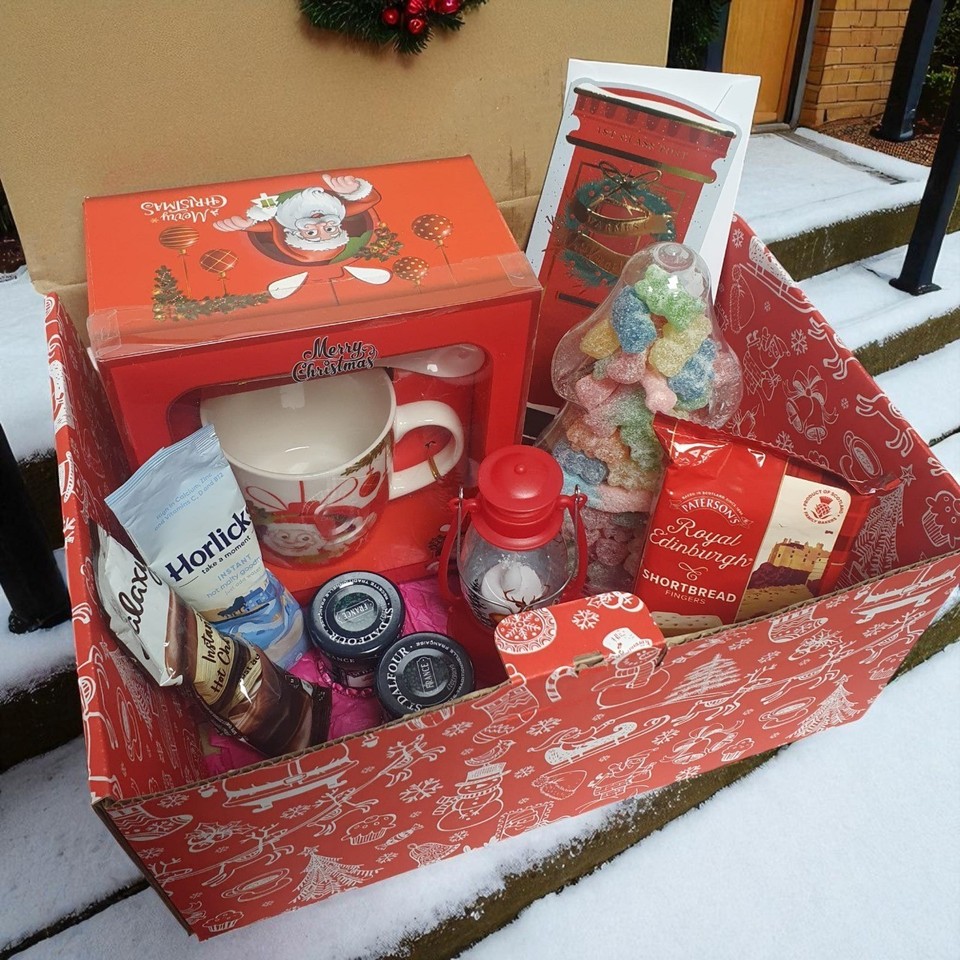 Deluxe Christmas Hamper Gift Festive Lantern,Santa Mug Set,Shortbread ...