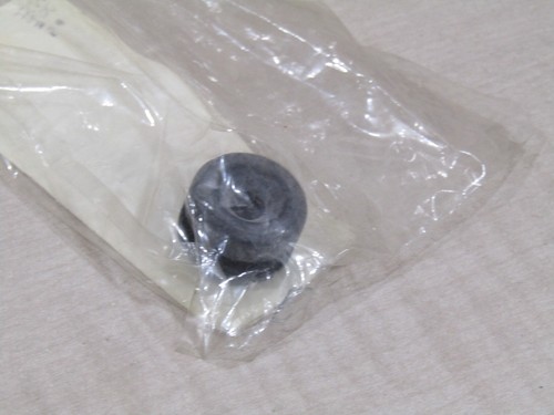 GENUINE NOS OEM YAMAHA GROMMET 90480-12053 TW200 XT225 DT50 XT600 XT350 ...