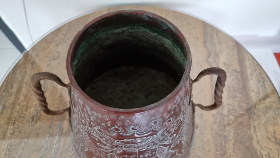 Antique engraved copper vase Pot Ancien Cuivre gravé armoirie pays ...