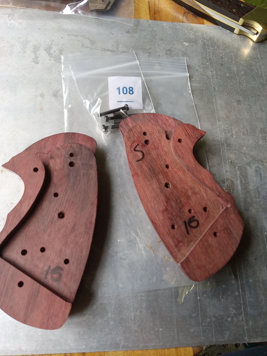 Colt Python Grips Python 2021 Grips Fingers Grove Rosewood Gold ...