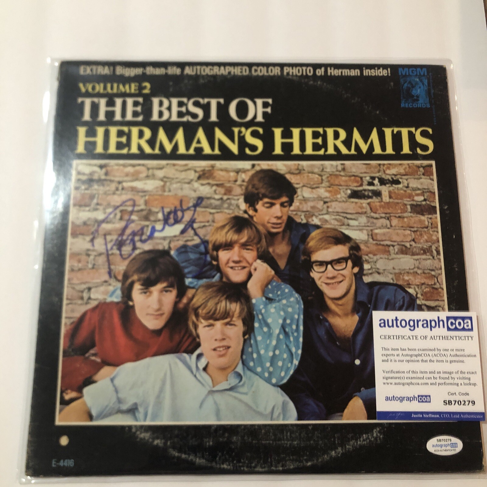 PETER NOONE HERMANS HERMITS SIGNED AUTOGRAPH VINYL ALBUM RECORD ACOA ...