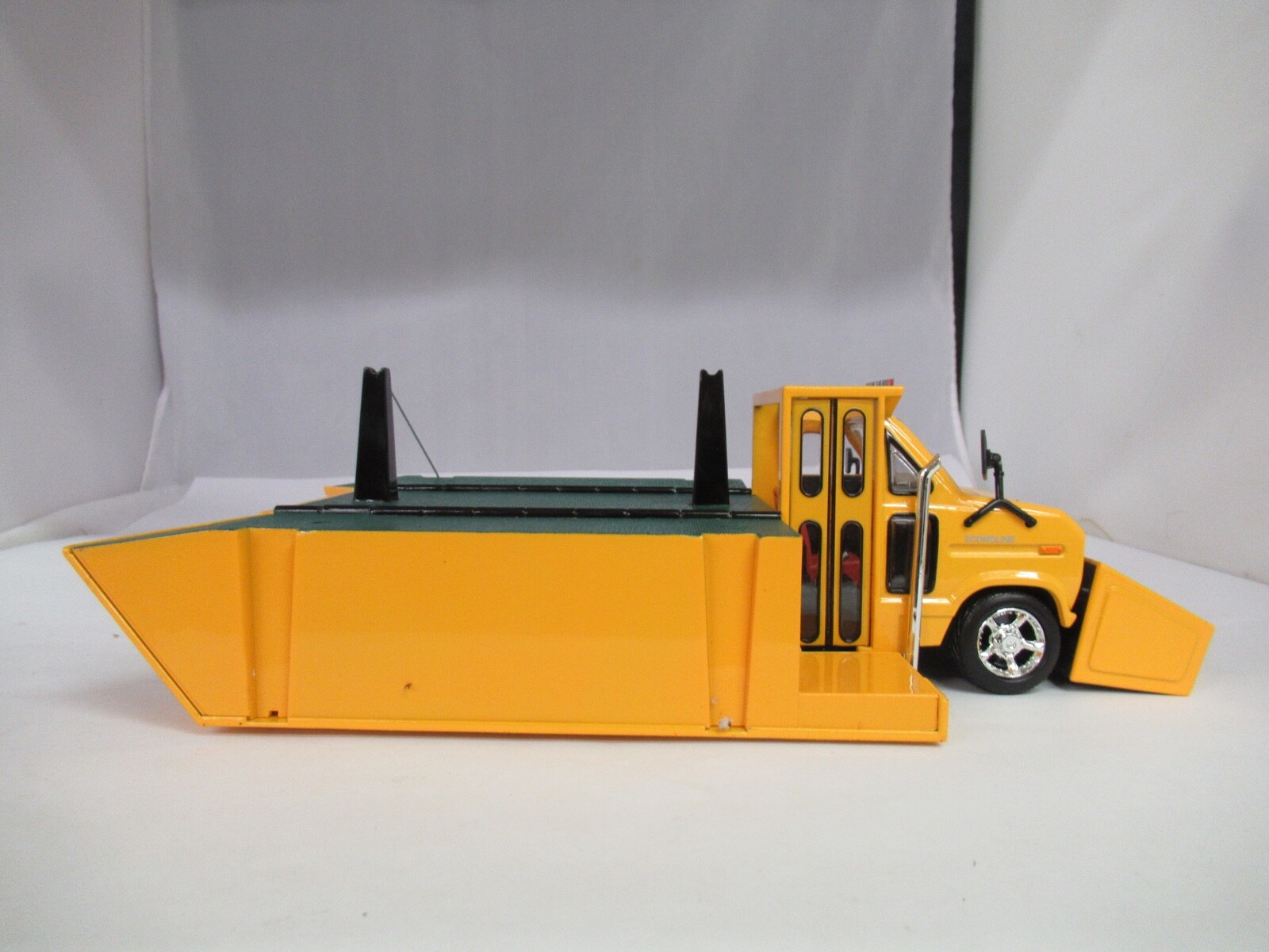 Funline Muscle Machines Die Cast School Bus/ Pontoon Boat, 646-P | eBay