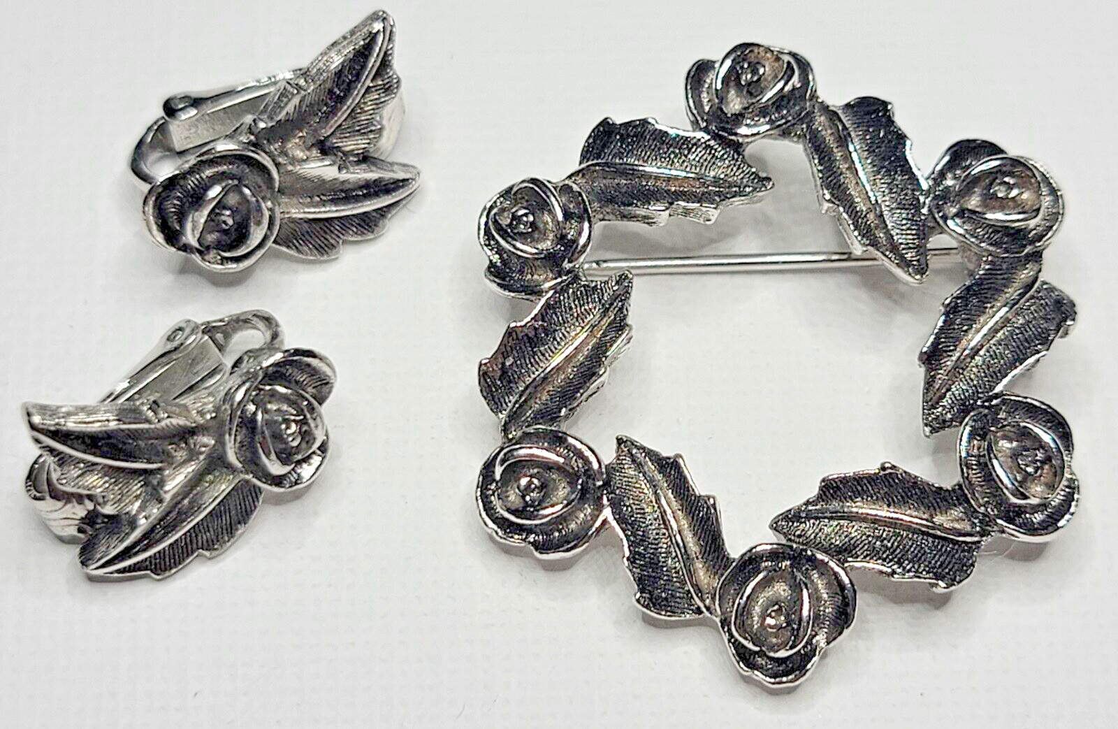1971 Sarah Coventry ANTIQUE ROSE Wreath Silver-Tone B… - Gem