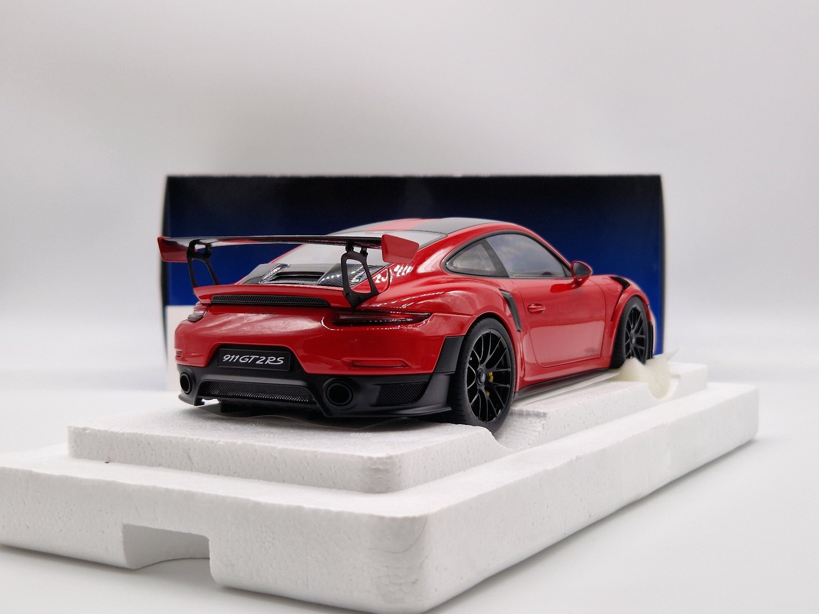 Porsche 911 (991.2) GT2 RS Weissach Package Guards Red 1:18 AUTOart ...