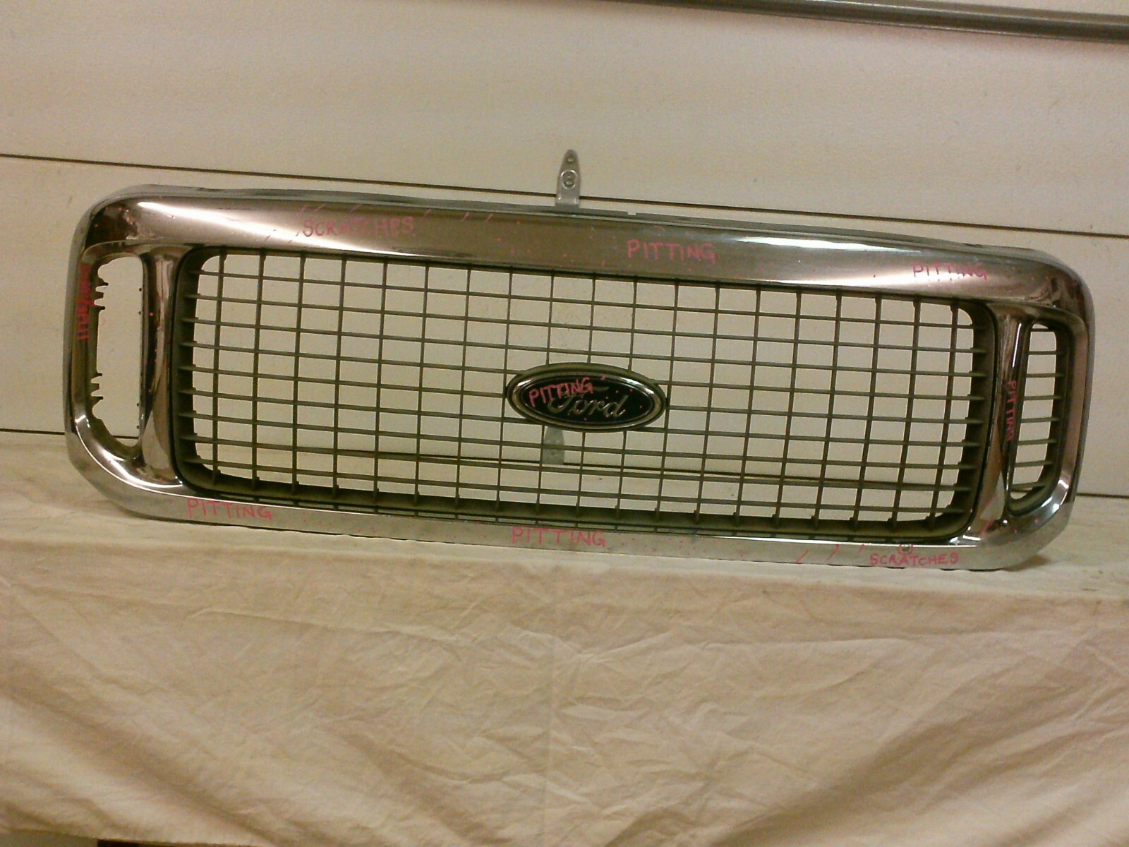 2000-2004 Ford Excursion Radiator Grille w/Emblem | 1C7Z8200AAA ...