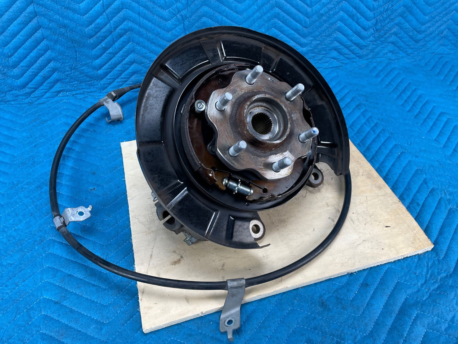 11-22 QX56 QX80 17-22 Armada Rear Knuckle Spindle w/ Hub, Shield, Brake ...