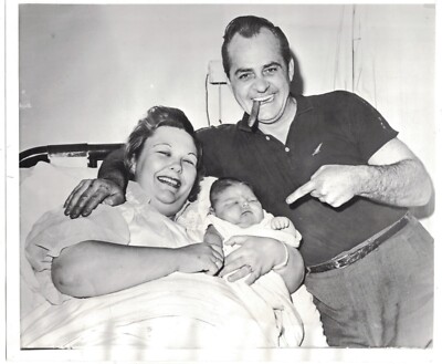 1961 YOCHUM FAMILY HAS BIG 13LB. 8 OZ BABY OMAHA NEBRASKA 8" X8 1/2 ...