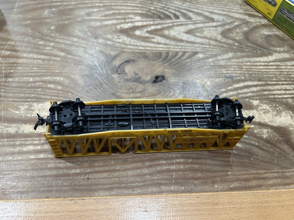 AHM HO Scale Dow Chemical Covered Hopper Car DOWX 38321 – Yellow – In ...