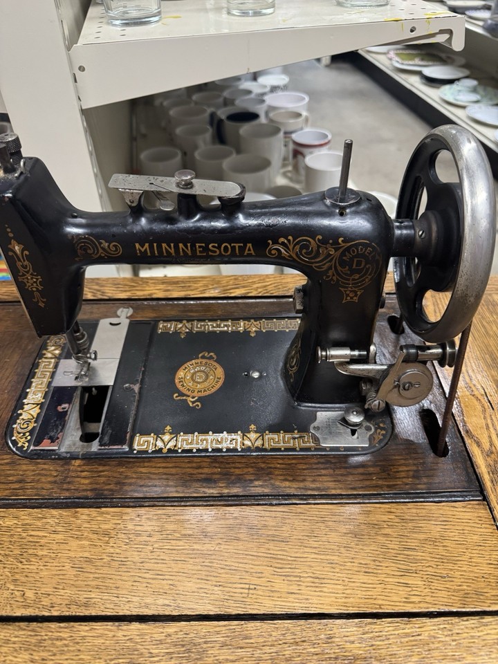 1900's Antique Minnesota Treadle Sewing Machine with 5 Drawer Cabinet ...