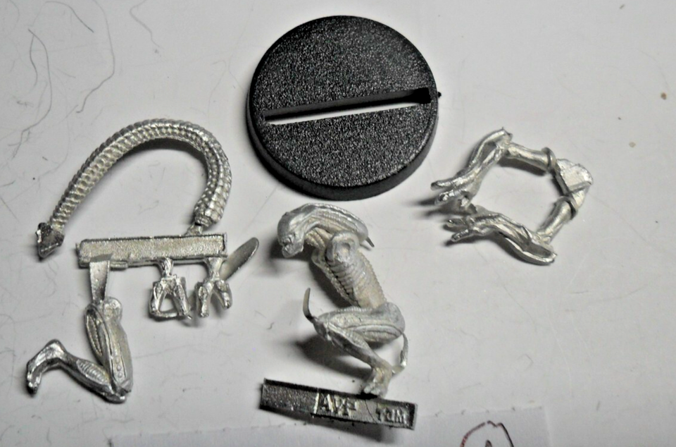 Mongoose AVP Aliens vs Predator metal Alien trial miniature rare oop ...