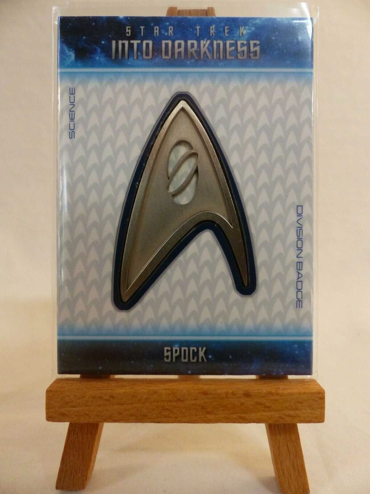 Star Trek Into Darkness relic uniform badge card B14 Zachary Quinto as ...