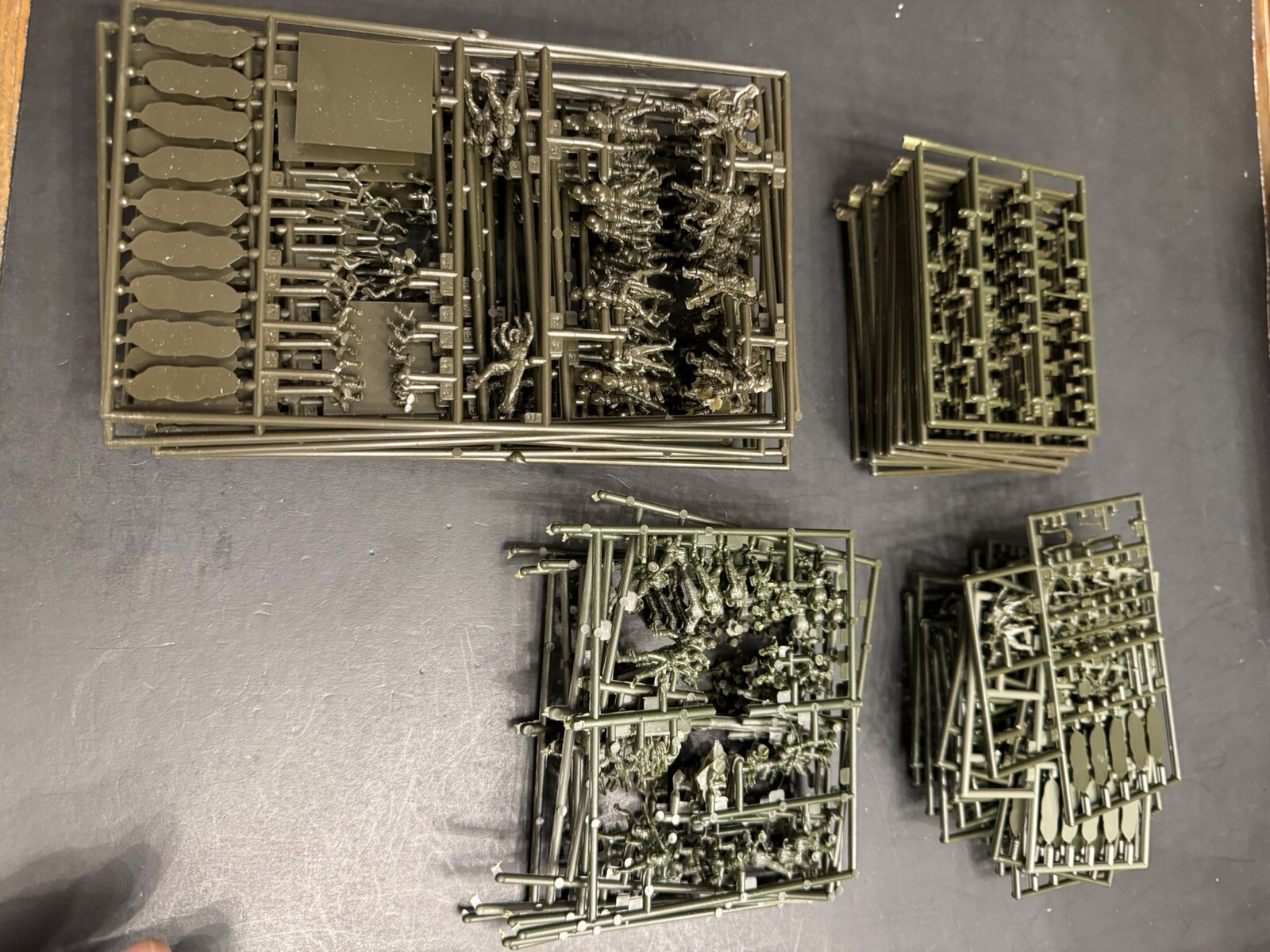 MASSIVE LOT VINTAGE UNASSEMBLED- 1/72 Scale Model Army Military Men And ...