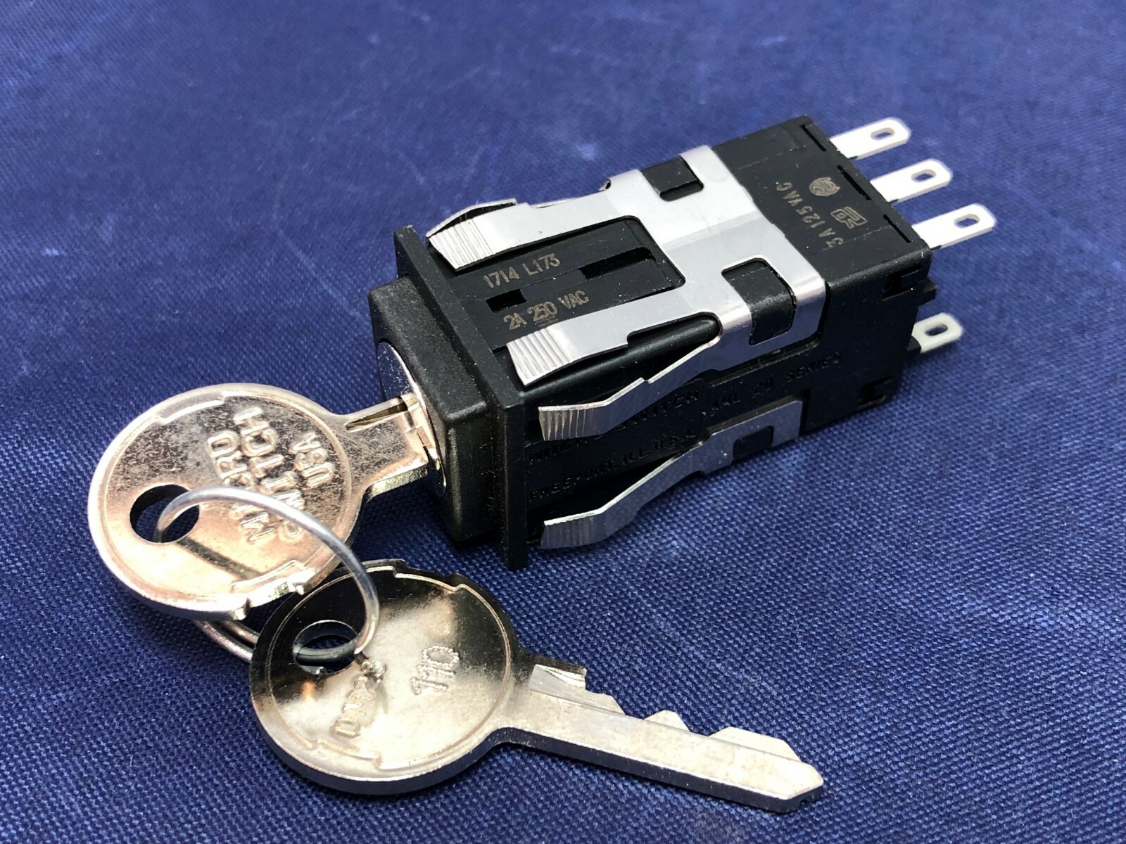 AML27ABK2AC21BA HONEYWELL Key Switch, DPDT-NO/NC, 100 mA @ 30 V dc 2 ...