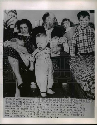 1955 Press Photo Mr & Mrs Andy Schnees with new twins & other 3 ...
