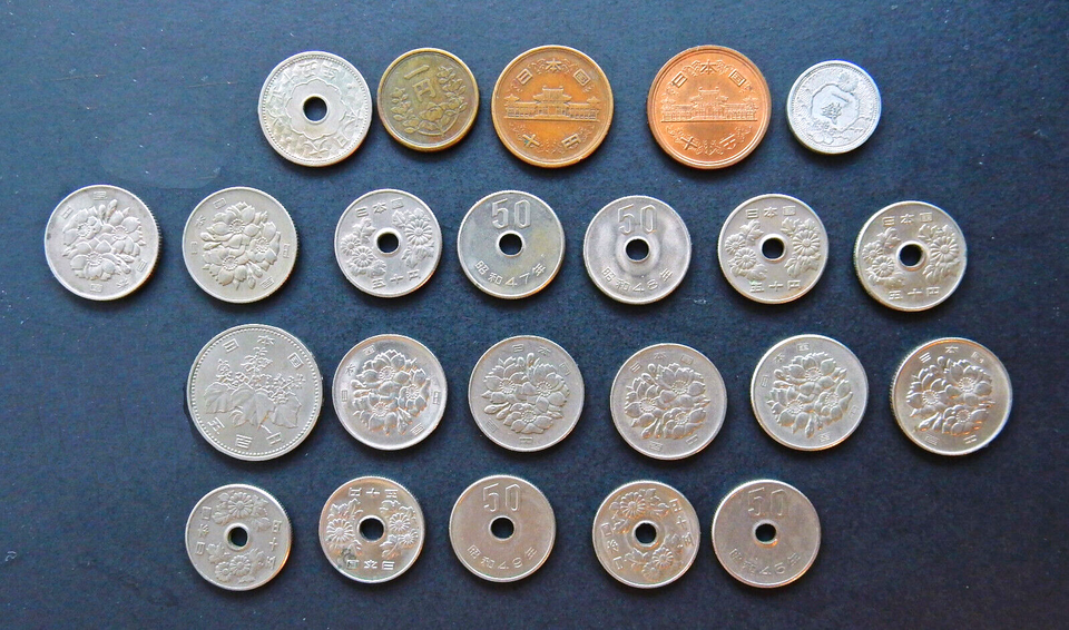 Japan 1,720 Yen: 500 Yen 1984, 10 Sen 1926; 10 Yen 1953, 1 Y 1949, FV ...
