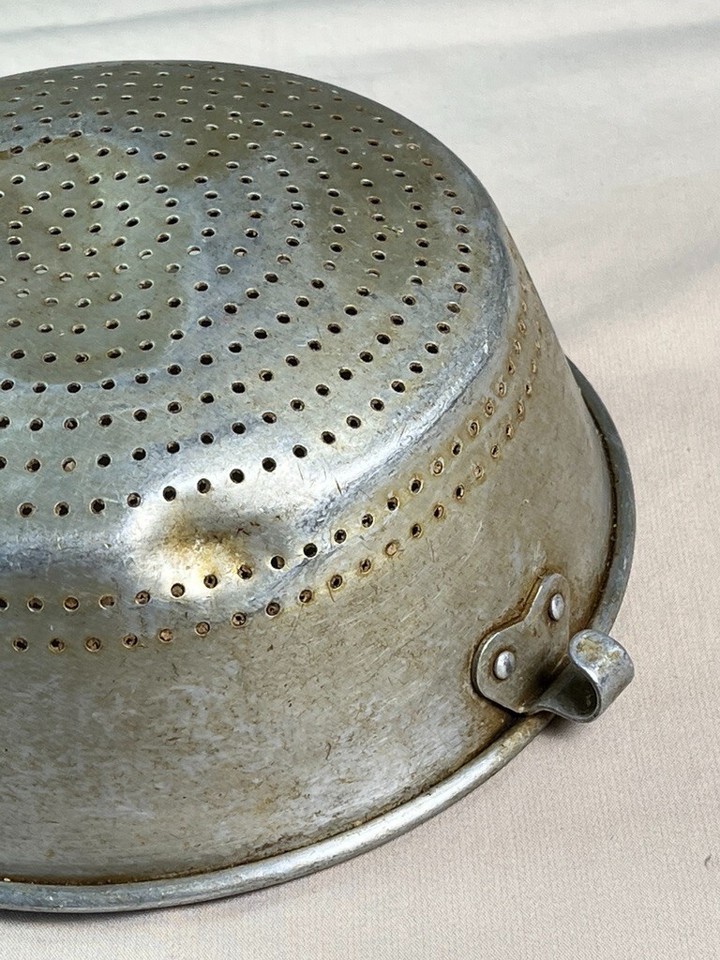 Vintage ALADDIN ALUMINUM Colander w/ Handle - Retro Kitchenware | eBay