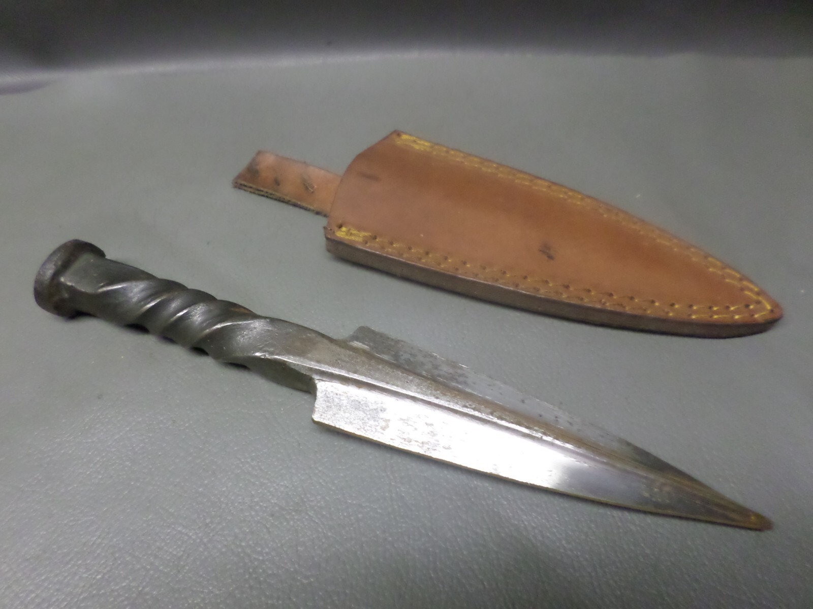 VINTAGE CUSTOM HAND MADE DAGGER STYLE KNIFE - W/ SHEATH - HEAVY DUTY | eBay