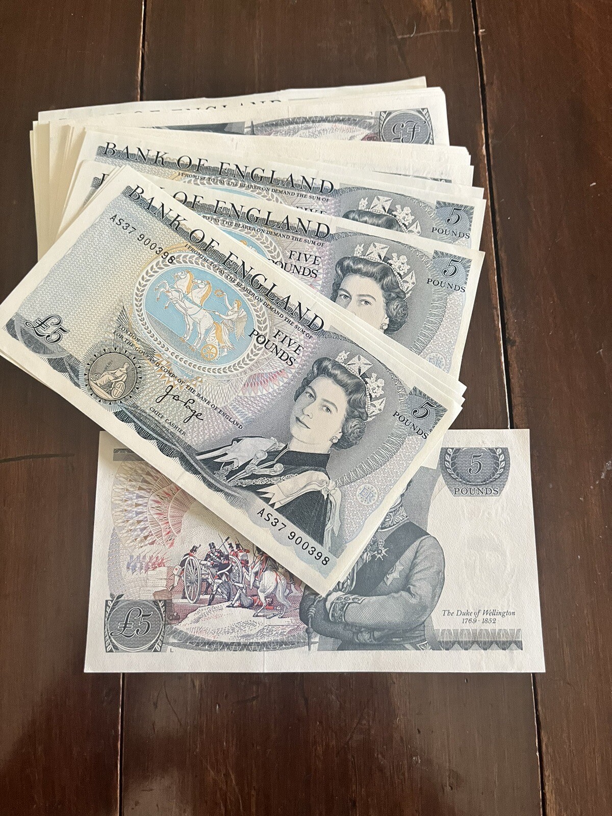 Uncirculated Duke Of Wellington £5 (five pound) note. Early Serial ...