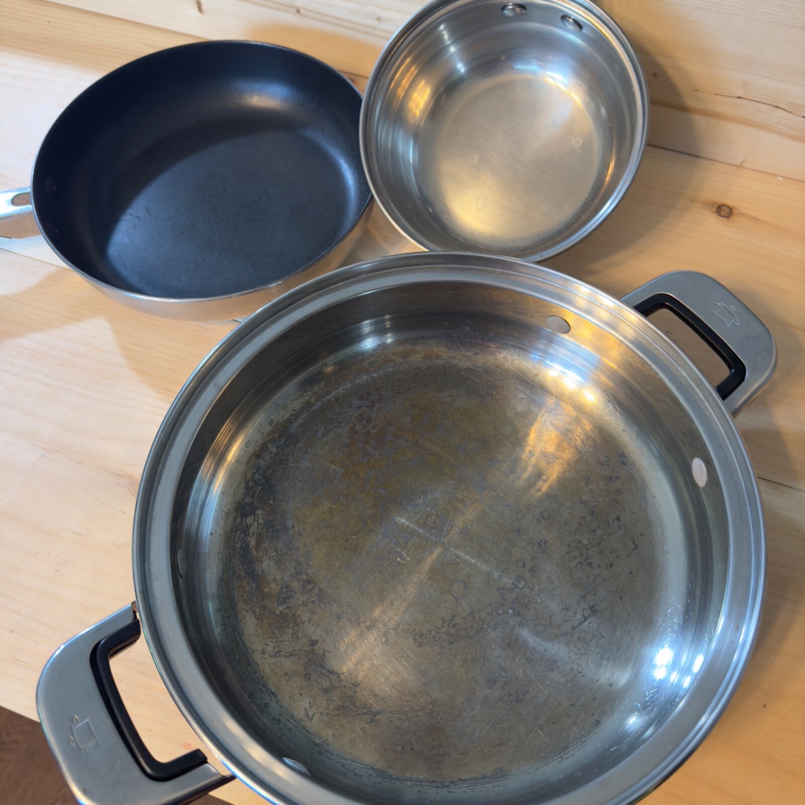 PAMPERED CHEF 2 POTS AND 1 ONEIDA PAN SET PRELOVED BUT GREAT CONDITION ...