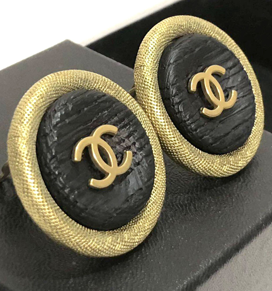 CHANEL CC Logo Black wood Round Clip-On Earrings Gold… - Gem